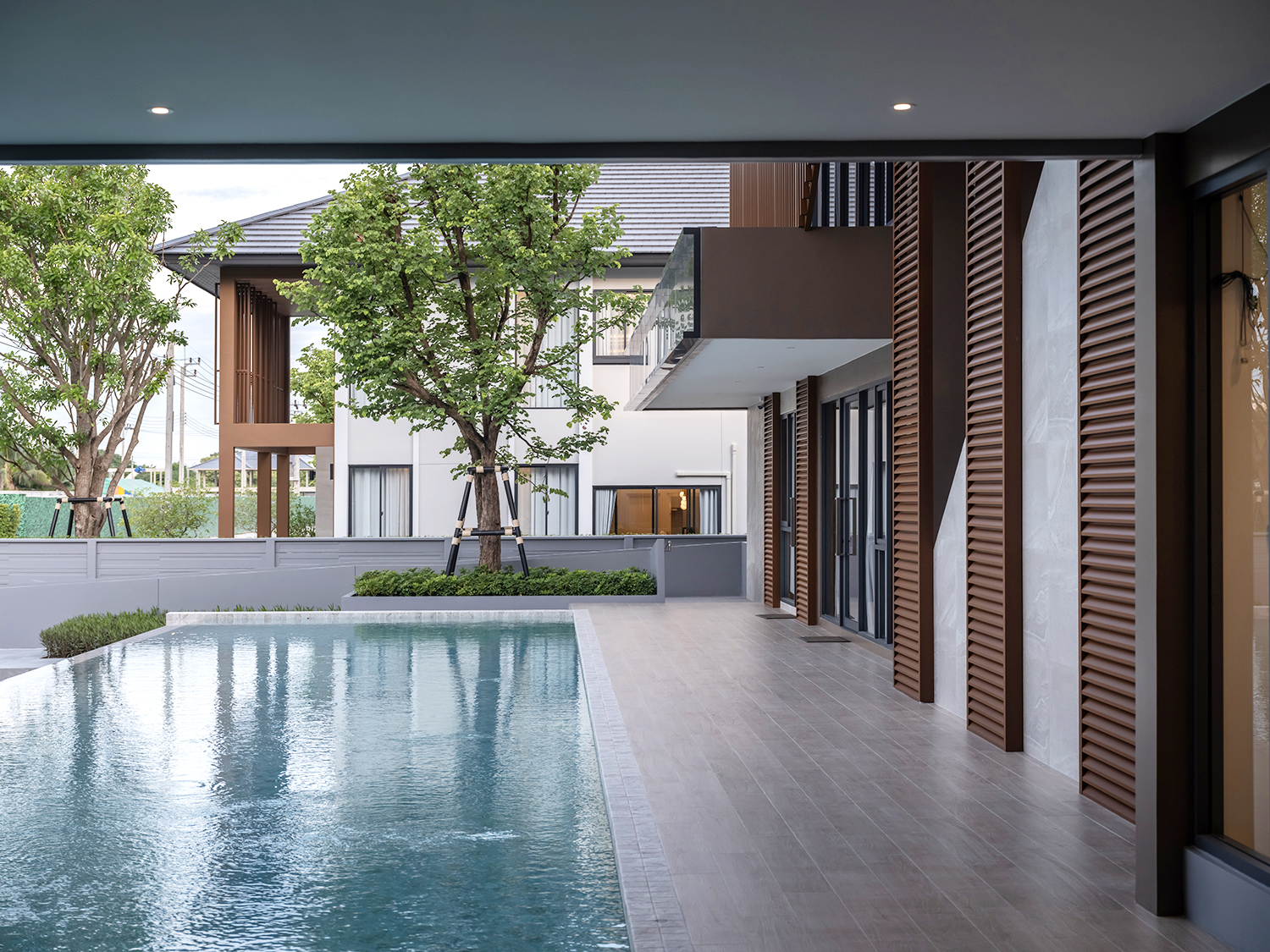 รถไฟฟ้าสายสีแดง ศิริราช–ตลิ่งชัน–ศาลายา อัปเดต 2025 เปิดทางความสะดวกถึงสาย4 - MUNKONG